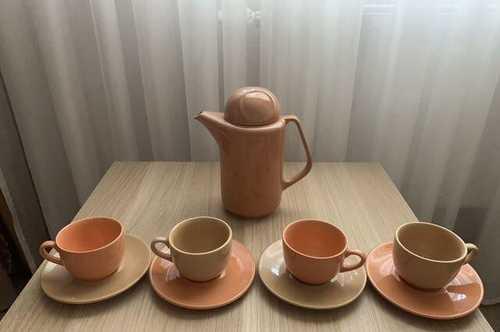 Чашки с блюдцами и кофейник/чайник