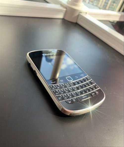 Телефон BlackBerry 9900