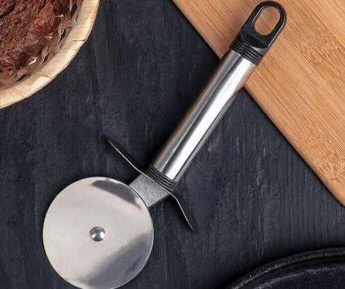 Металлический нож-ролик для пиццы