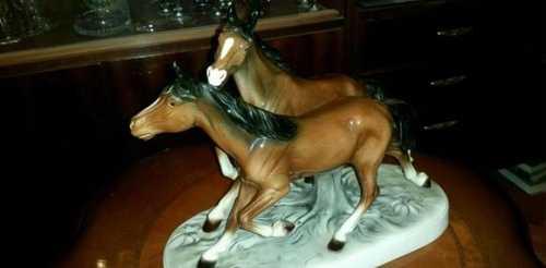 Фарфоровая статуэтка - Бегущие лошади