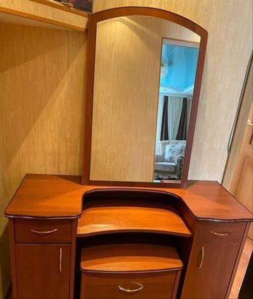 Туалетный столик с зеркалом и прикооватная тумбочк