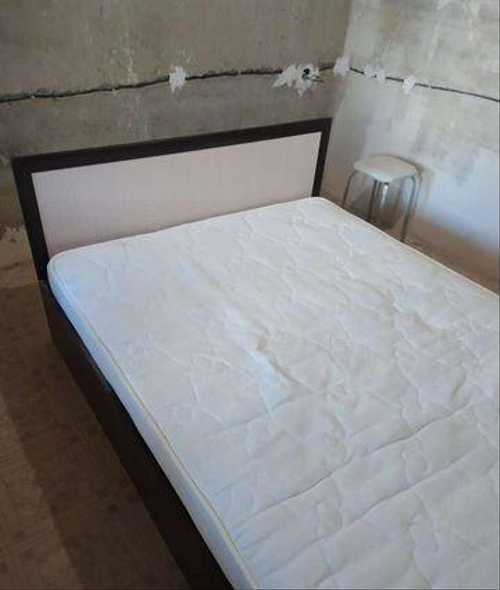 Кровать с поролоновым матрасом