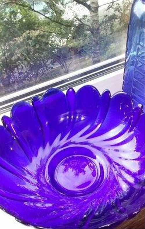 Салатница и другая синяя посуда