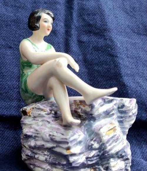 Фарворовая статуэтка. Дама на камне. 50-е годы