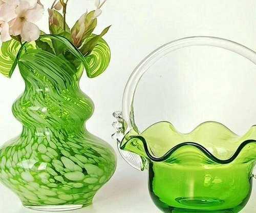 Четыре винтажные вазы из цветного зелёного стекла