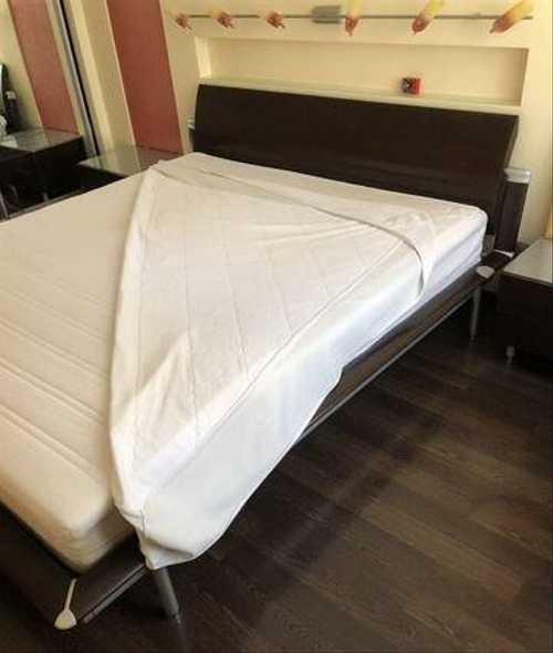 Кровать двухспальная с матрасом бу (+ 2 прикроватн
