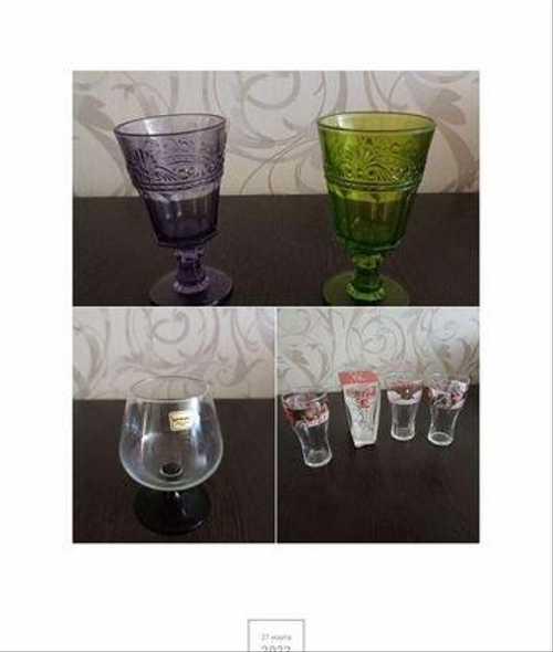 Бокалы из цветного стекла и стаканы Кока-кола