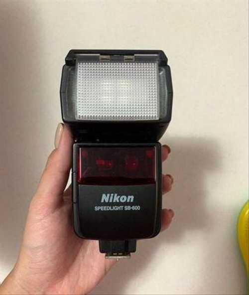 Вспышка камеры Nikon SB-600