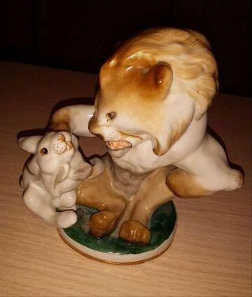 Фарфоровая статуэтка :Тигр и Заяц