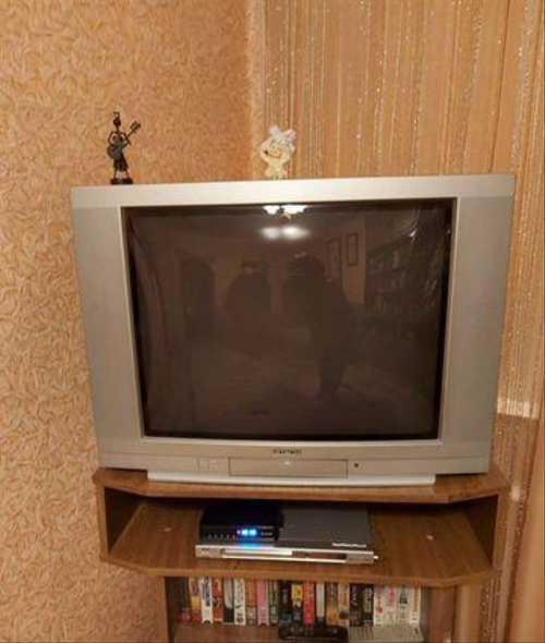 Телевизор и тумба под тв