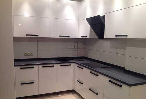 Кухонный гарнитур с черными ручками фото