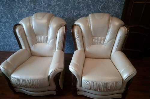 Два шикарных кожаных кресла (новые)