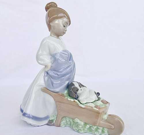 Статуэтка Nao Lladro девочка с тележкой и щенком