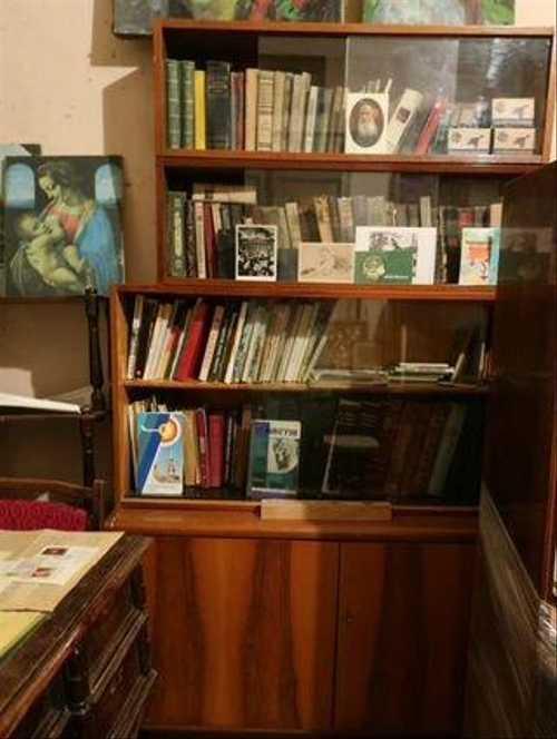 Книжный шкаф сервант