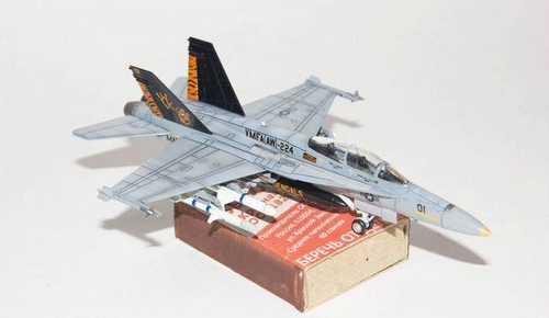 Собранная модель F/A-18D Hornet 1/144 Revell