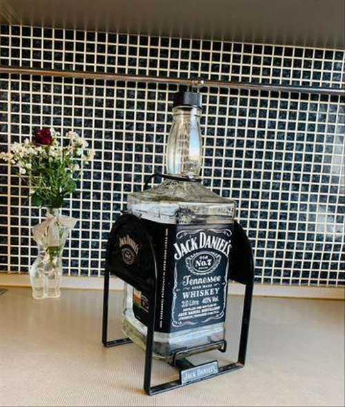 Бутылка из под виски на качели Jack Daniels