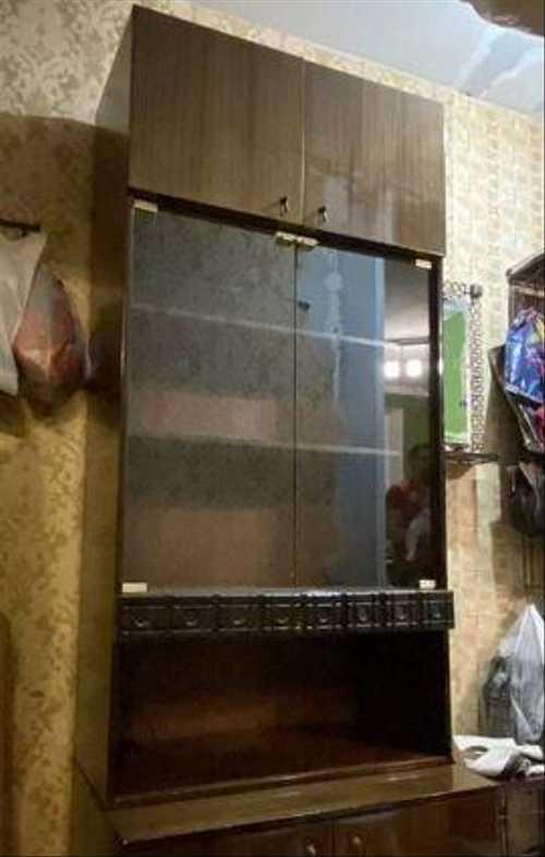 Шкаф со стеклянными дверцами