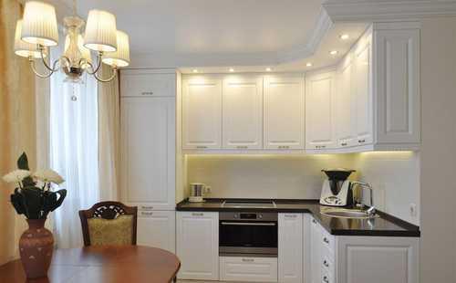 белая угловая кухня под потолок
