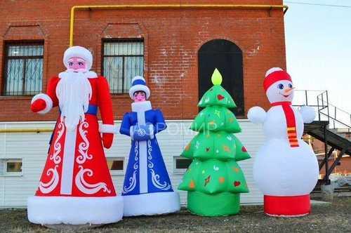 Волшебные декорации: надувные фигуры Деда Мороза и Снегурочки