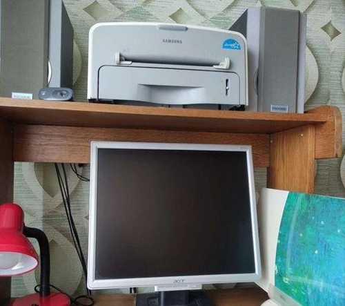 Компьютер, сканер, принтер и компьютерный стол