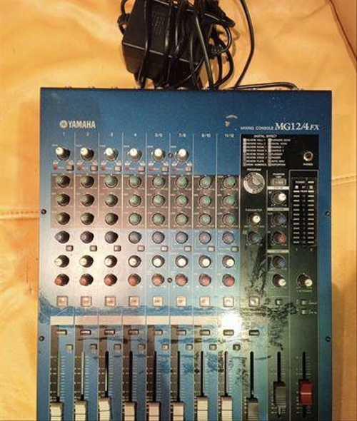 Yamaha mixing console MG 12/4FX