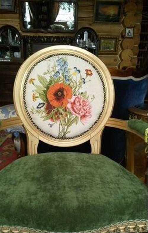Кресло с цветами и банкетка