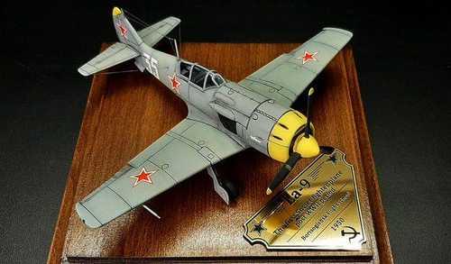 Модель самолета Ла-9. На подставке из ореха. 1:48