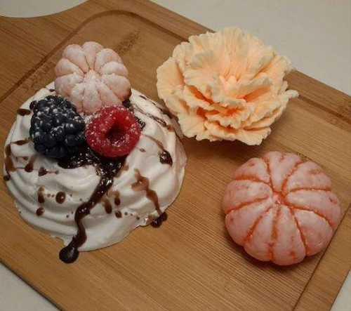 Набор из мыла пирожное, мандарин и цветок