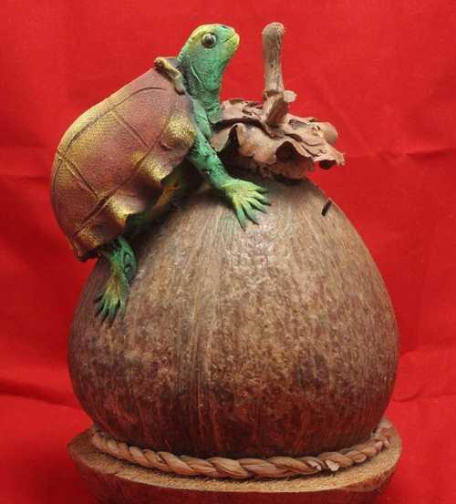 Копилка в виде черепахи,сидящей на кокосовом орехе