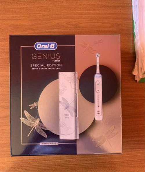 Электрическая зубная щетка Oral-B Genius