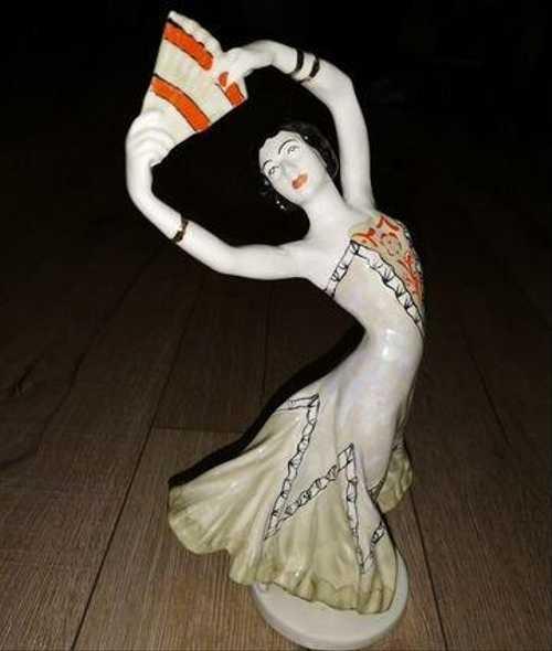 Статуэтка фарфоровая Балерина с веером лфзи