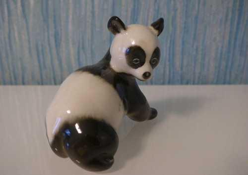 Фарфоровая статуэтка медвежонок Панда