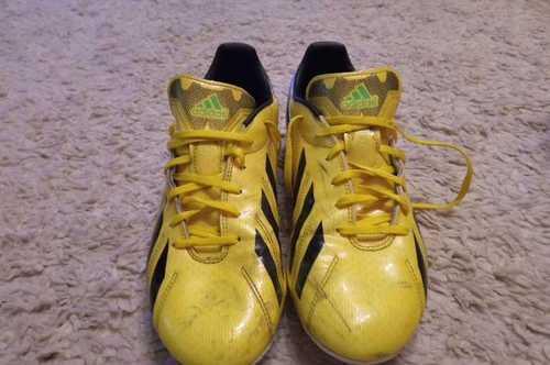 Футбольные бутсы adidas