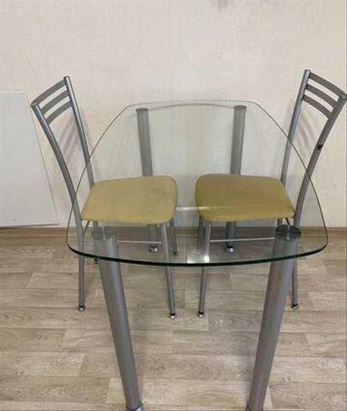 Стеклянный стол со стульями
