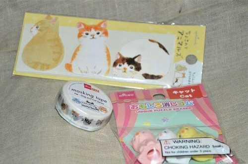 Ластики, скотч, закладка с кошками. Япония