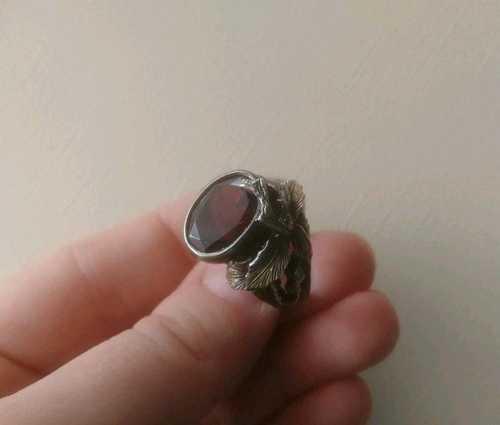 Серебряное кольцо с гранатом