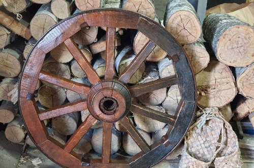 Колеса от деревянной телеги с хранения