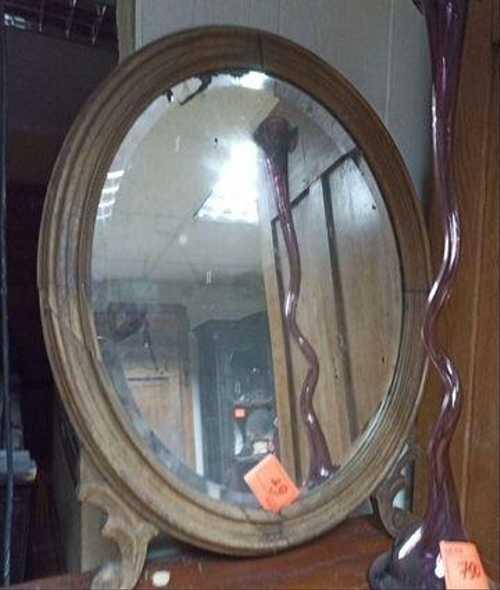 Старинная деревянная рама и зеркало в овальной рам