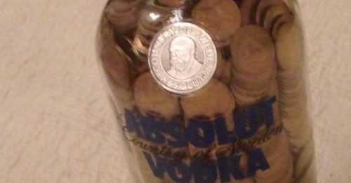 Бутылка с монетами