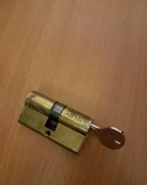 Личинка с ключом для замка
