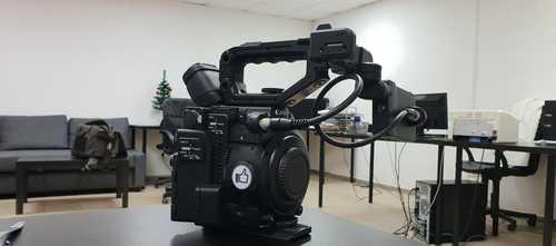 Продам кинокамеру Canon C200