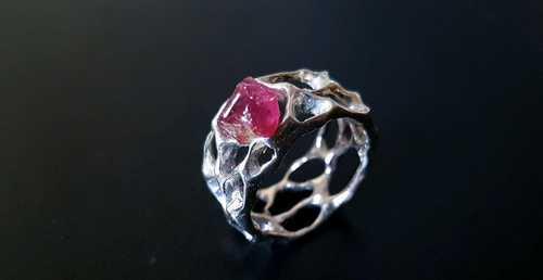 Серебряное кольцо с рубином женское /мужское