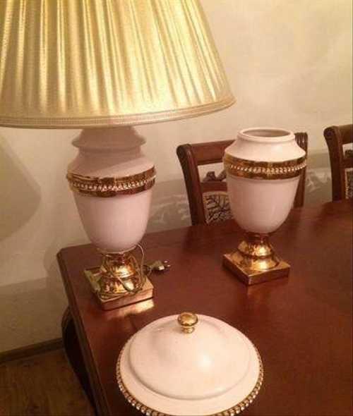 Лампа настольная и цветочная ваза и маленькая ваза