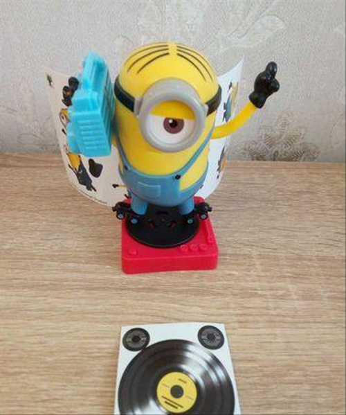 Миньон игрушка из Киндер Мега Макси