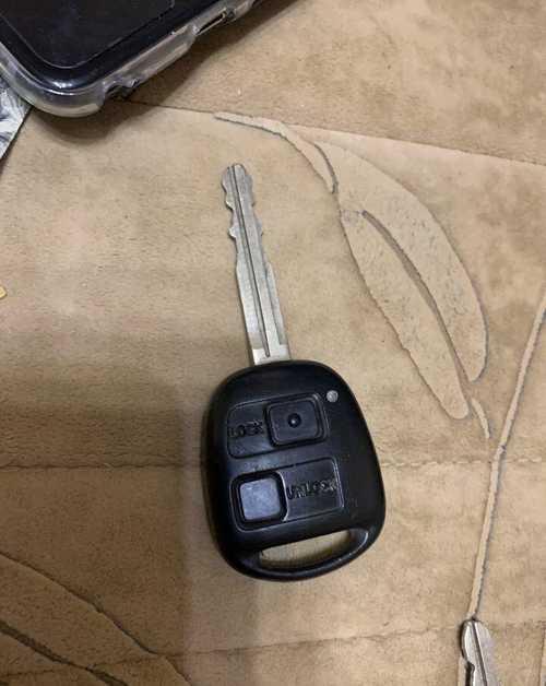 Ключ Toyota Avensis t220. Toyota Avensis ключик. Ключ зажигания на тойоту фортунер 2019 год.