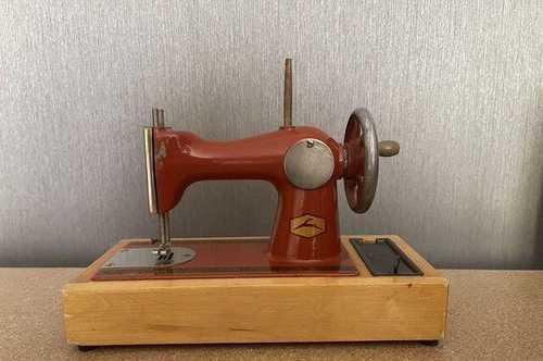 Игрушечная швейная машинка