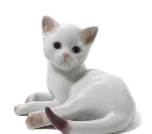 Фарфоровая фигура Белый котёнок. Bing & Grondahl