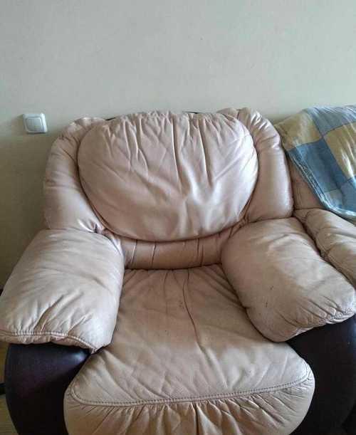 Кожанное кресло и диван с французской раскладушкой