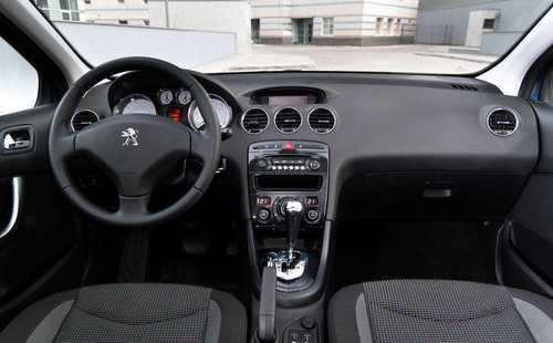 Торпедо Peugeot 408 панель приборов