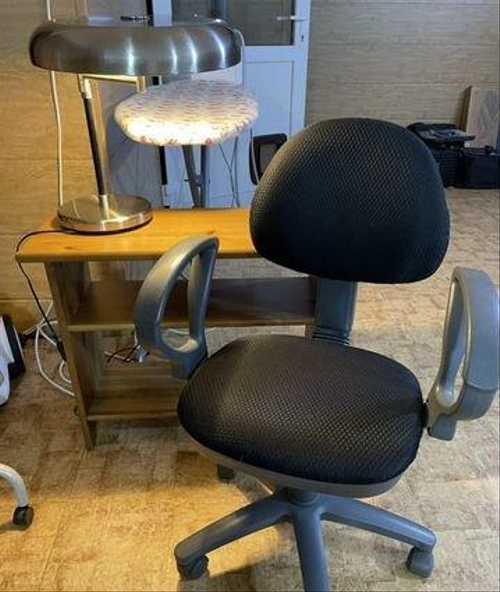 Компьютерное кресло, лампа настольная